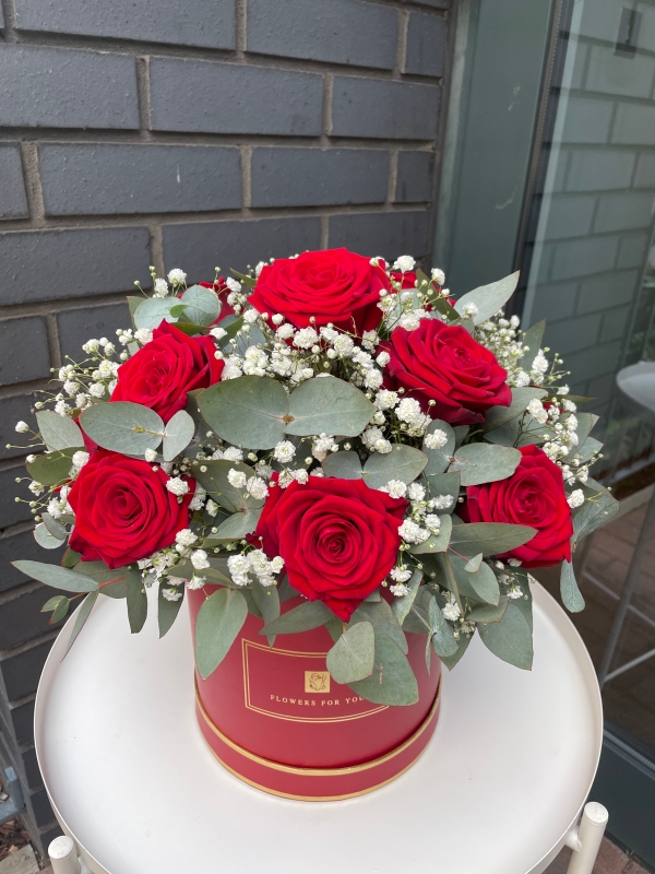 Red Roses Hatbox With Gyp – buy online or call 0207 407 1666